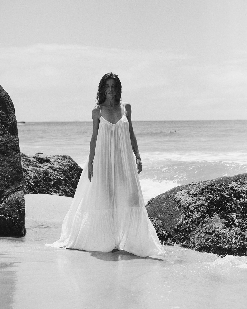Em ensaio à beira-mar, Cintia Dicker posa com vestido totalmente ...