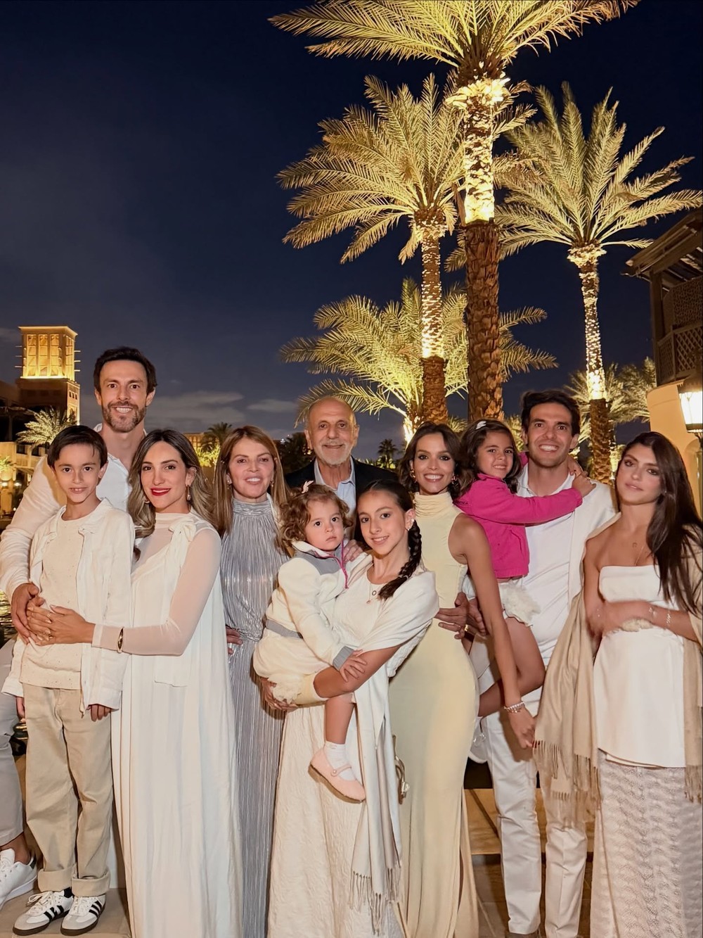 Família, amigos, filhos: Carol Leite e Kaká posam durante férias ...
