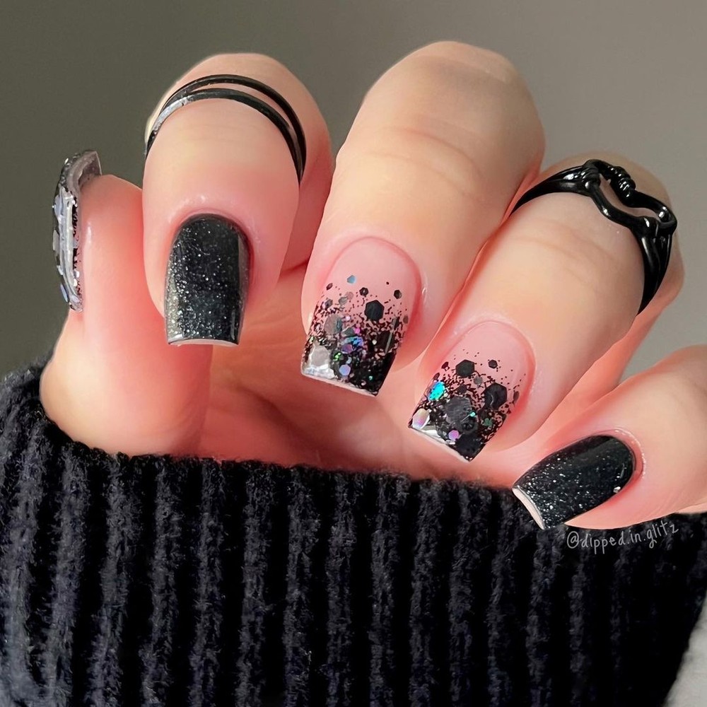 Unha preta decorada com glitter: o clássico dark com o glow do brilho