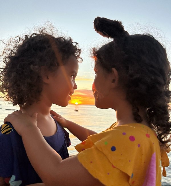 Lan Lahn e Nanda Costa mostram passeio com as gêmeas e se assustam com ...