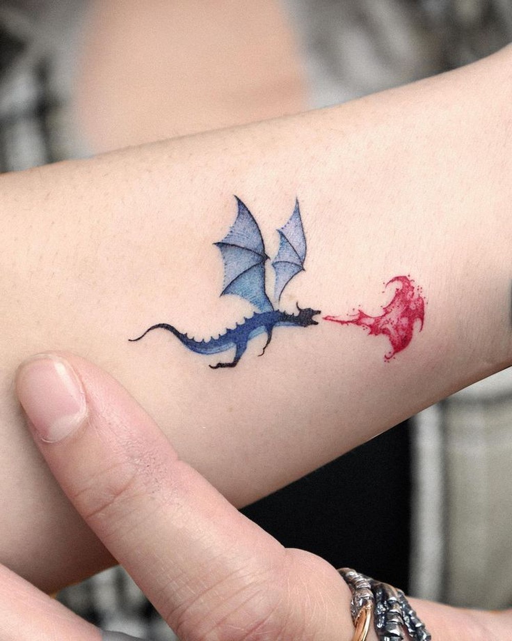 40 Ideias de tatuagens de dragão femininas para você se inspirar