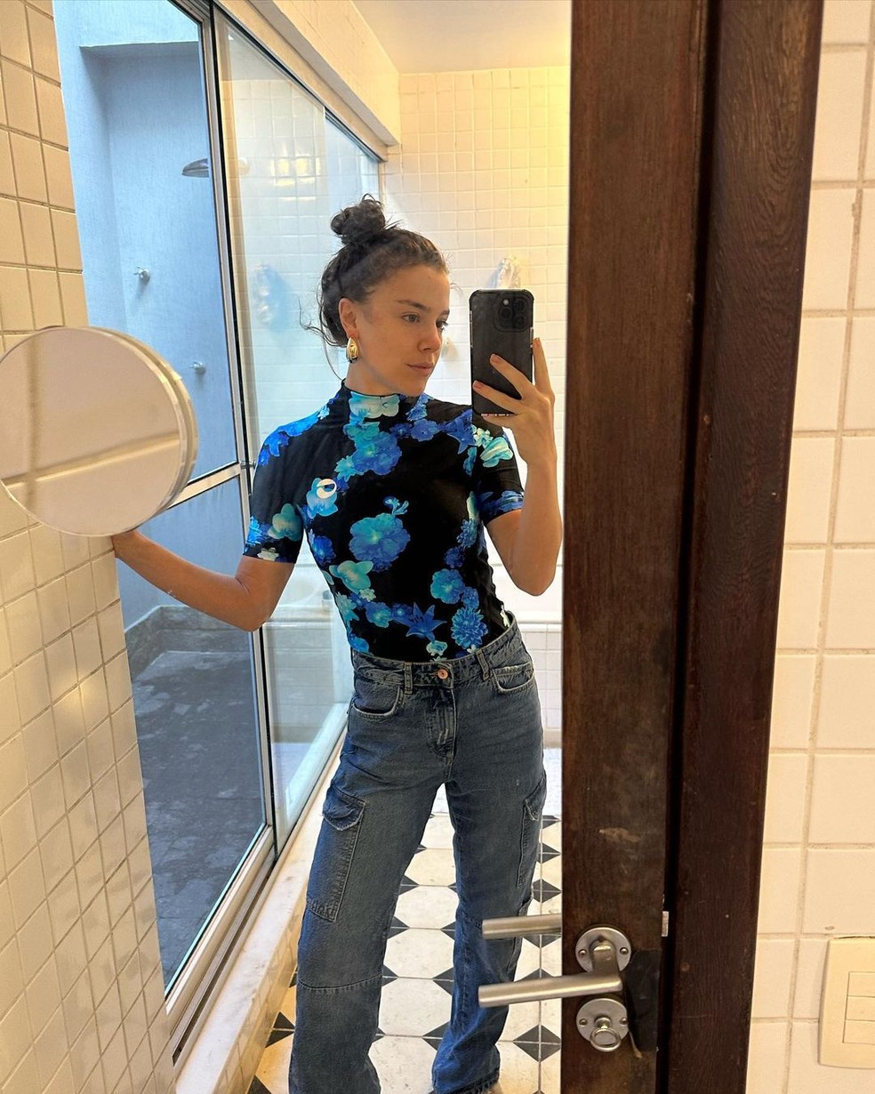 Alice Wegmann abre álbum de fotos e mostra clique curtindo praia no Rio ...