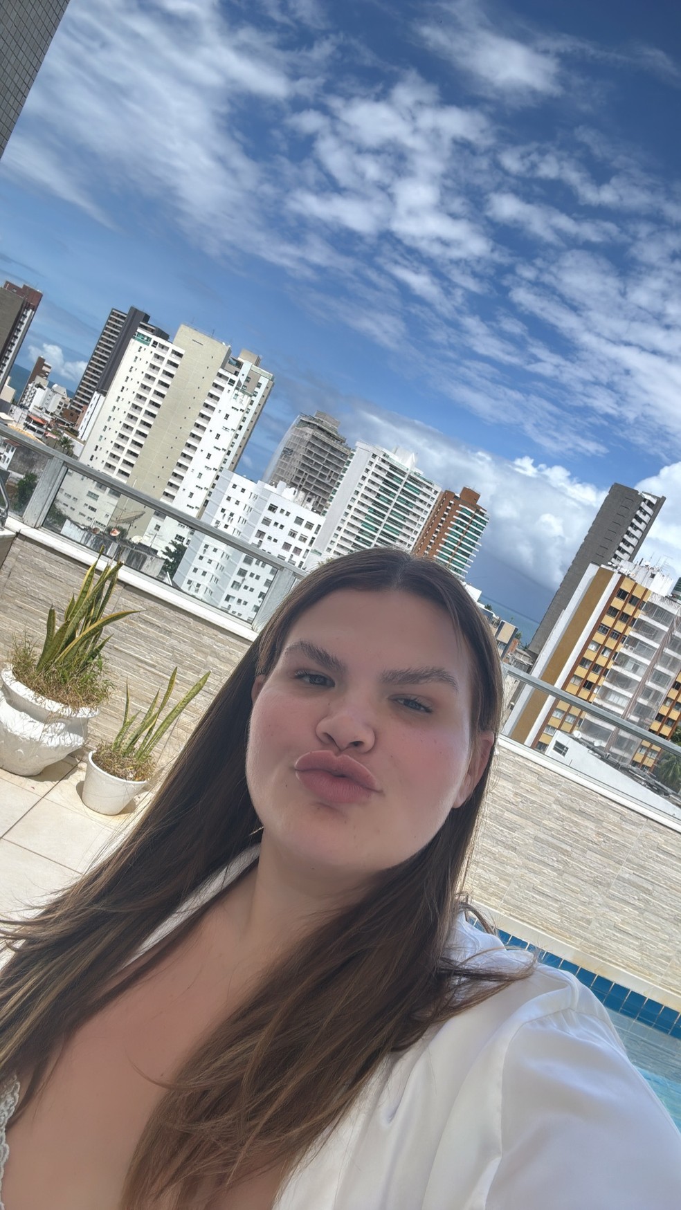 Thais Carla posa de camisola ao acordar em seu apartamento em SP