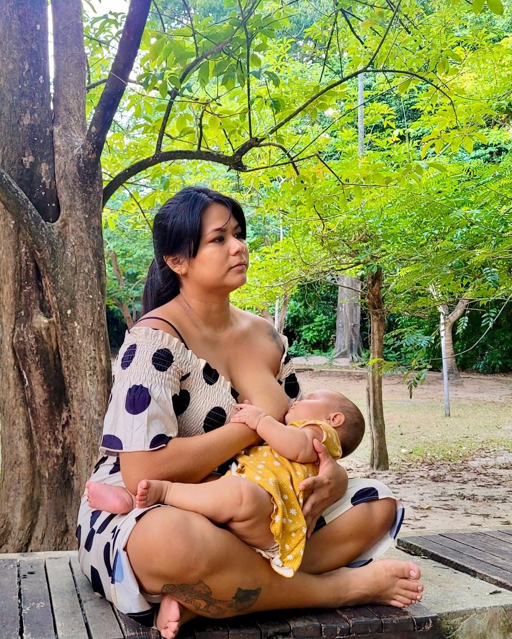 Lembra dela? Eunice Baía, dos filmes 'Tainá', visita a vila onde nasceu ao lado dos filhos