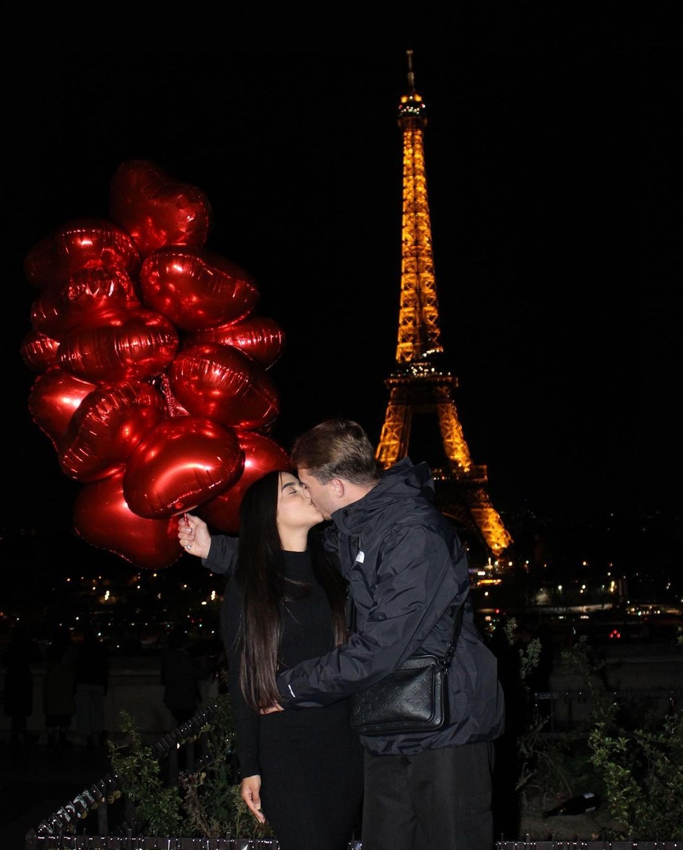 Mariely Santos, das Gêmeas Lacração, é pedida em casamento em Paris ...