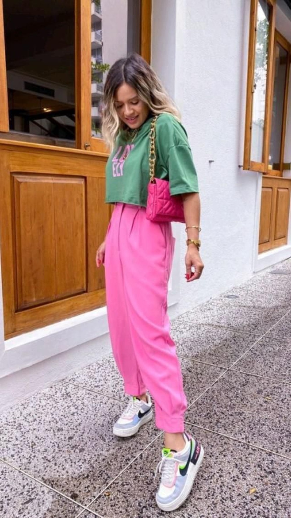 Como criar um look com calça rosa? 20 ideias para se inspirar e ousar ...