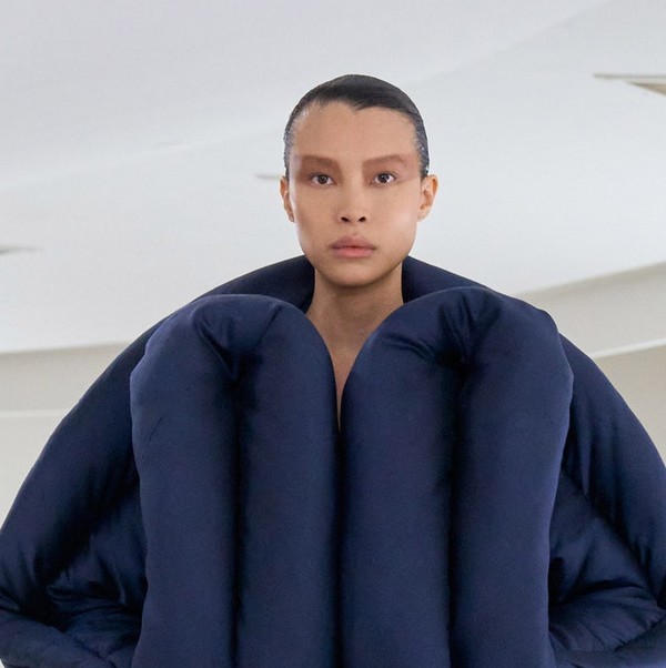 Em Alaïa, a sombra branca é a opção minimalista
