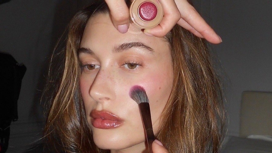 9 influencers de beleza entregam quais são os melhores blushes do momento