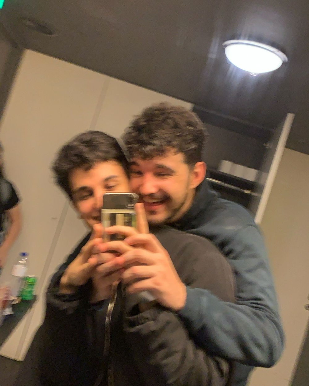 Jão abre álbum de fotos com produtor Pedro Tofáni: 'Dois namoradinhos'