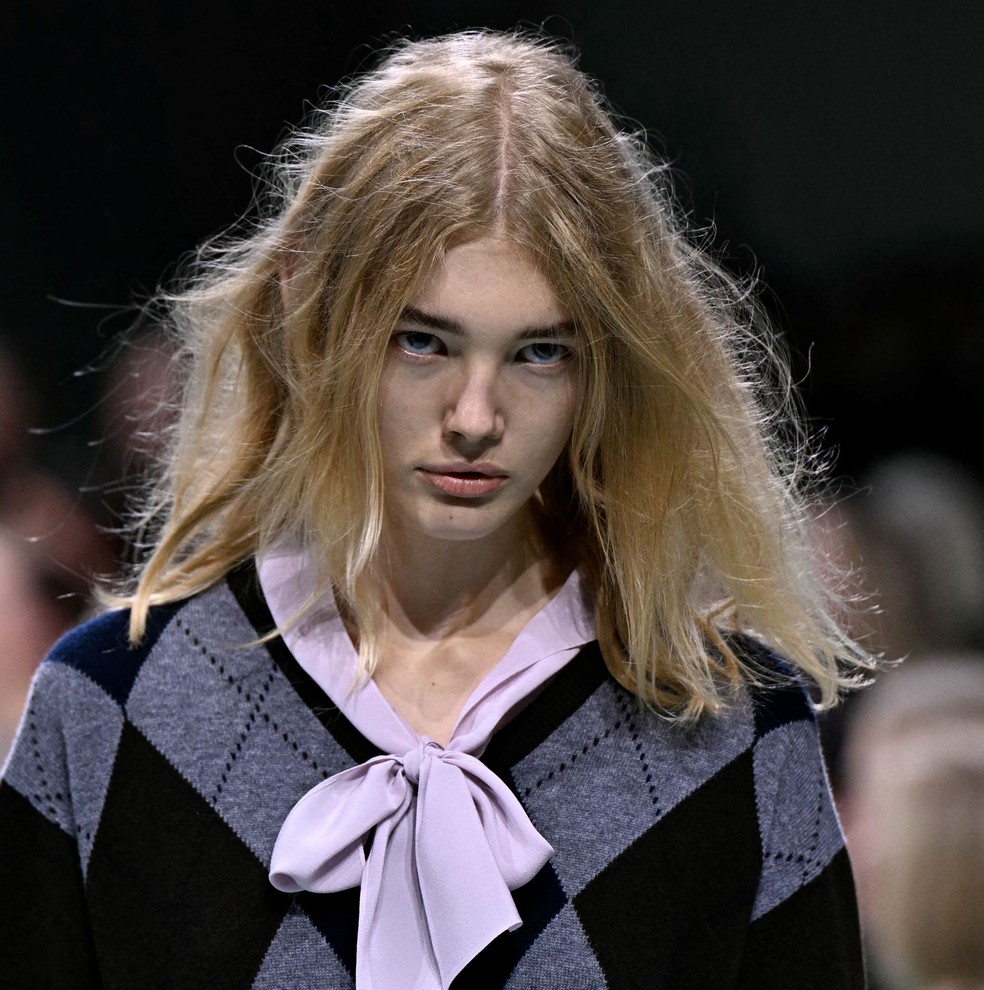 Cabelo com frizz: nas passarelas de Fendi e Prada na semana de moda de ...