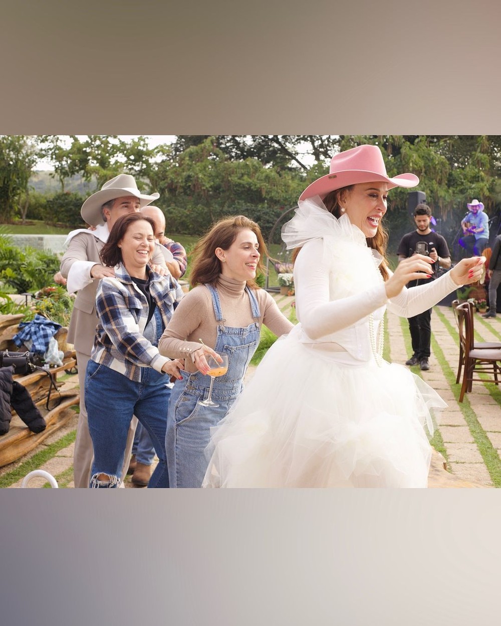 Claudia Raia encanta fãs ao mostrar família caracterizada em 'arraiá ...