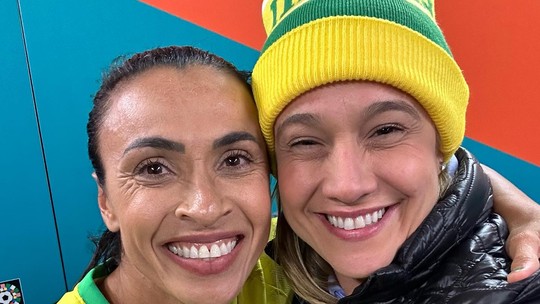 Fernanda Motta mostra a sala de casa com obras de arte e fotos do 25 ...