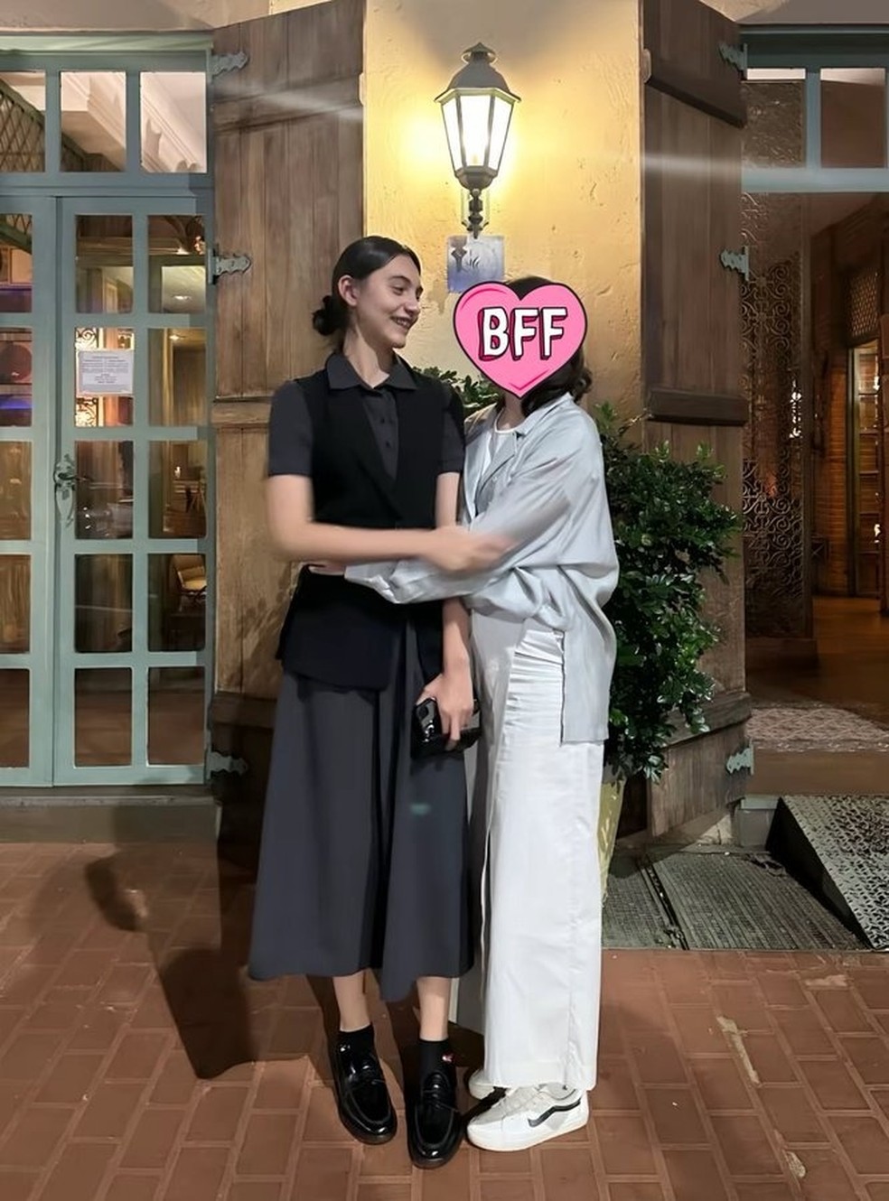 Após Bolsonaro passar a usar tornozeleira eletrônica, filha faz rara ...