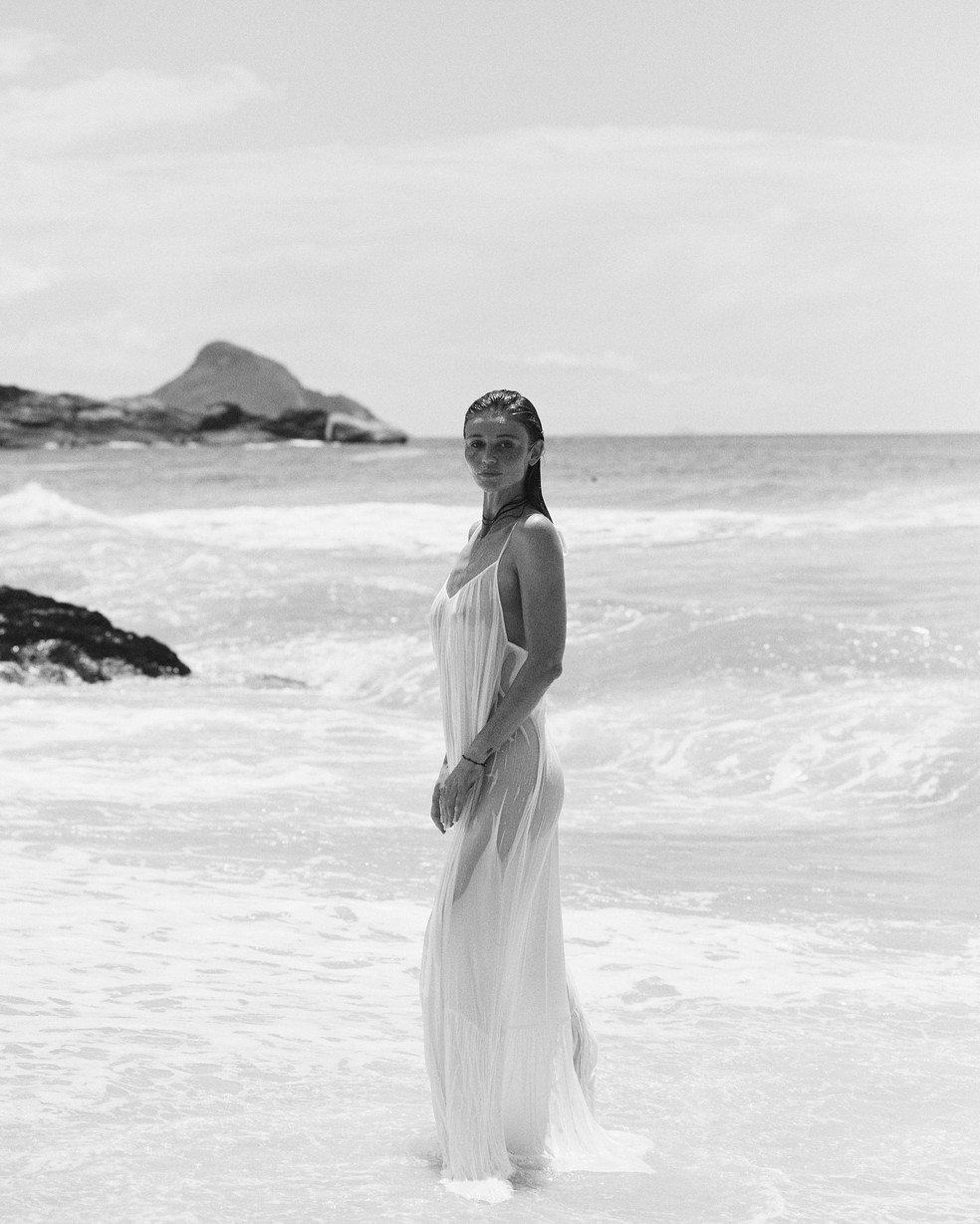 Em ensaio à beira-mar, Cintia Dicker posa com vestido totalmente ...