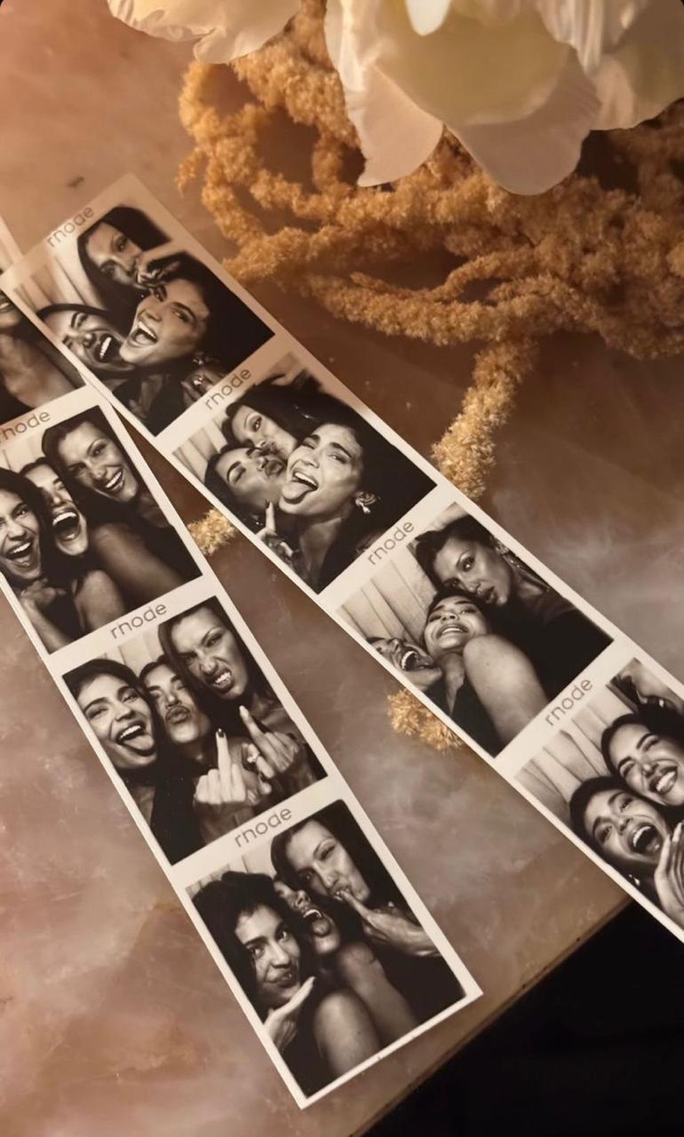 Hailey Bieber aposta em look clássico da Saint Laurent para evento da ...