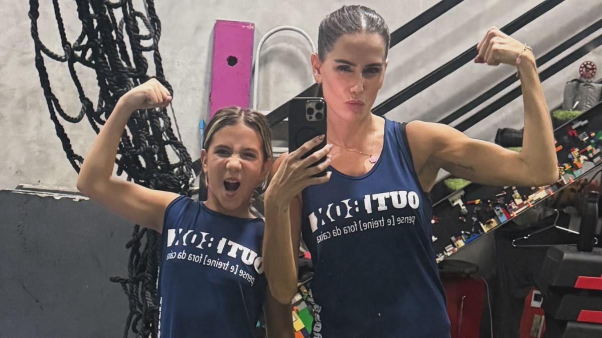 Deborah Secco mostra o muque e combina look com a filha para treino ...