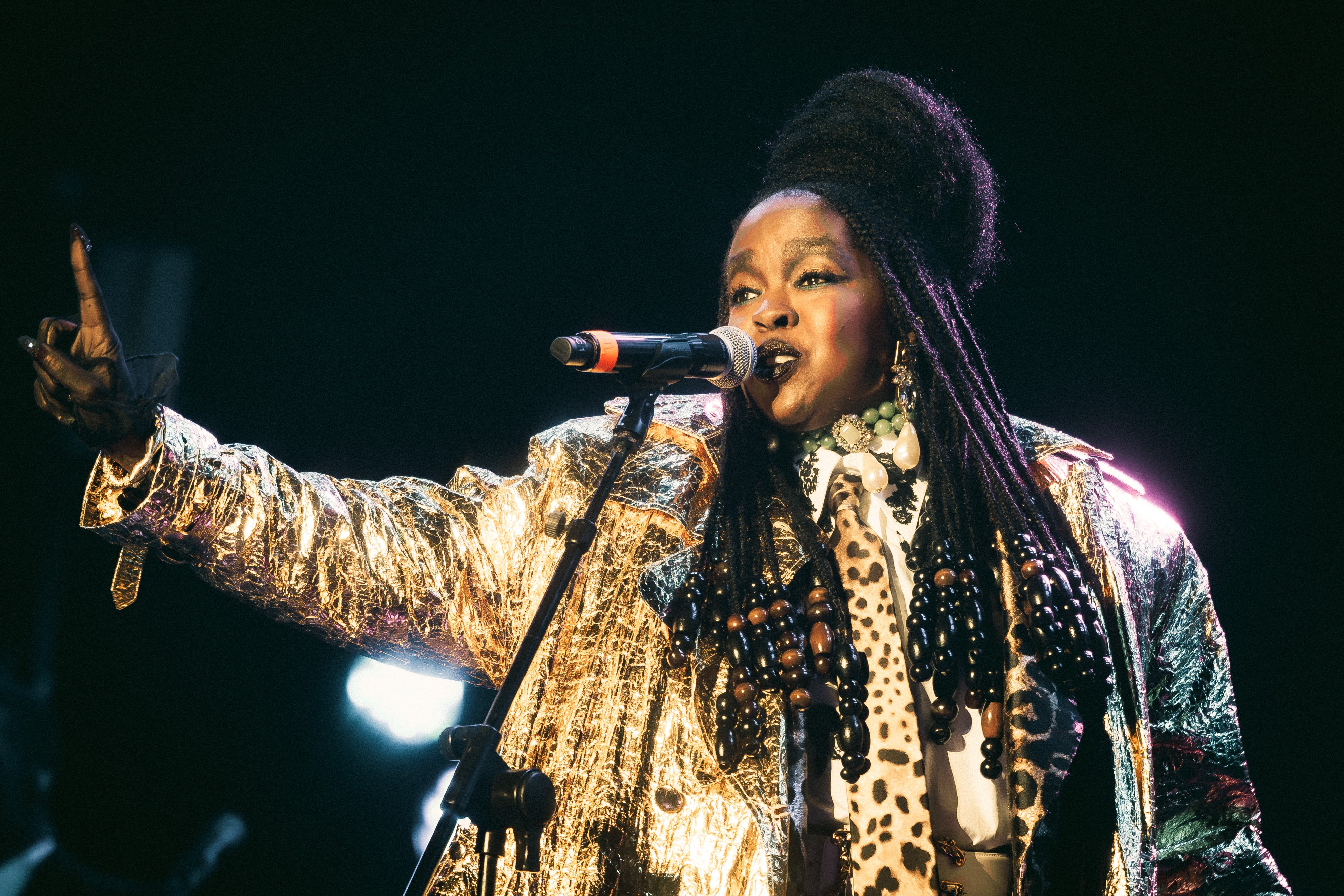 Lauryn Hill veste look dourado Dolce & Gabbana para show no The Town ...