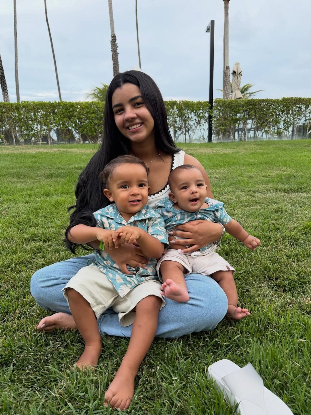 Ary Mirelle posa com os dois filhos com João Gomes nos braços: 'Quem eu ...