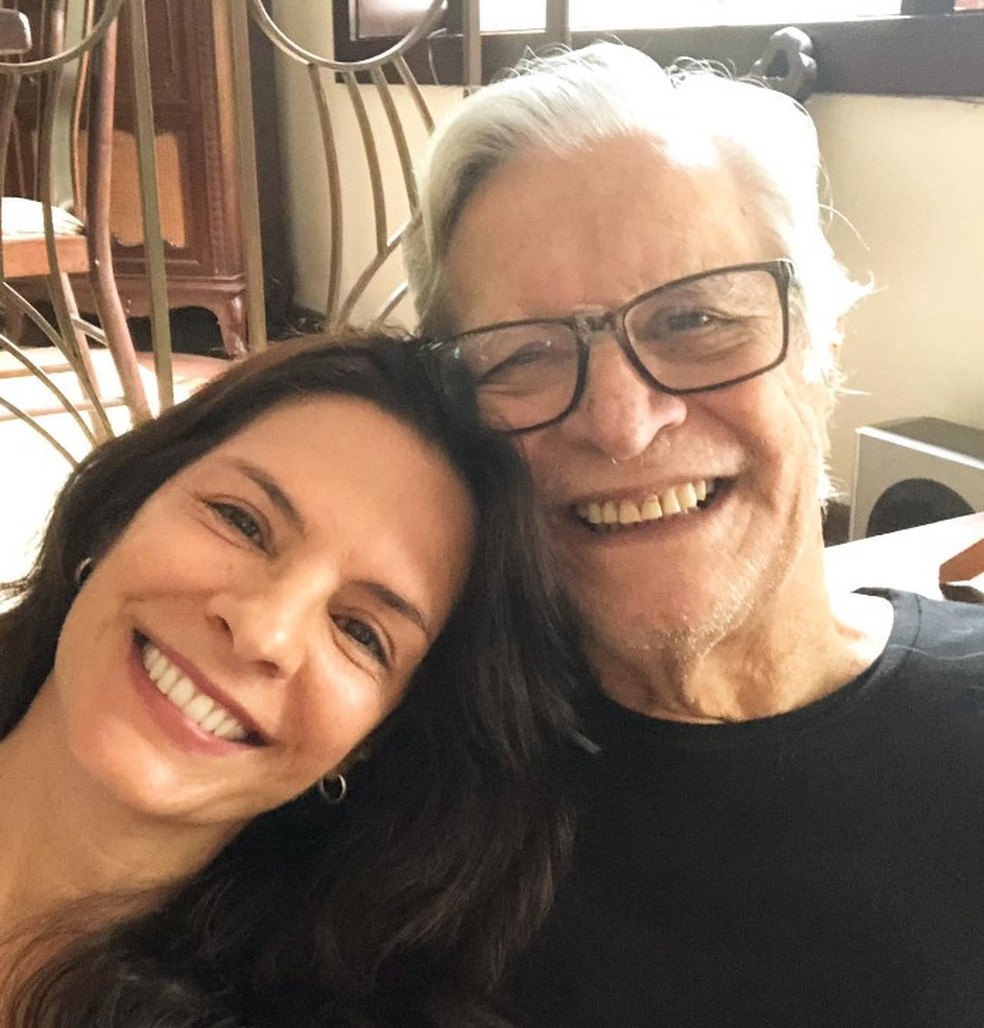 Helena Ranaldi posa com filho e pai e fãs piram: 'Cópia fiel um do outro'