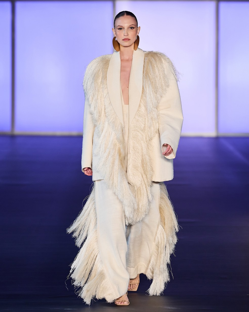 Lenny Niemeyer celebra 35 anos de marca com desfile retrospectiva no ...