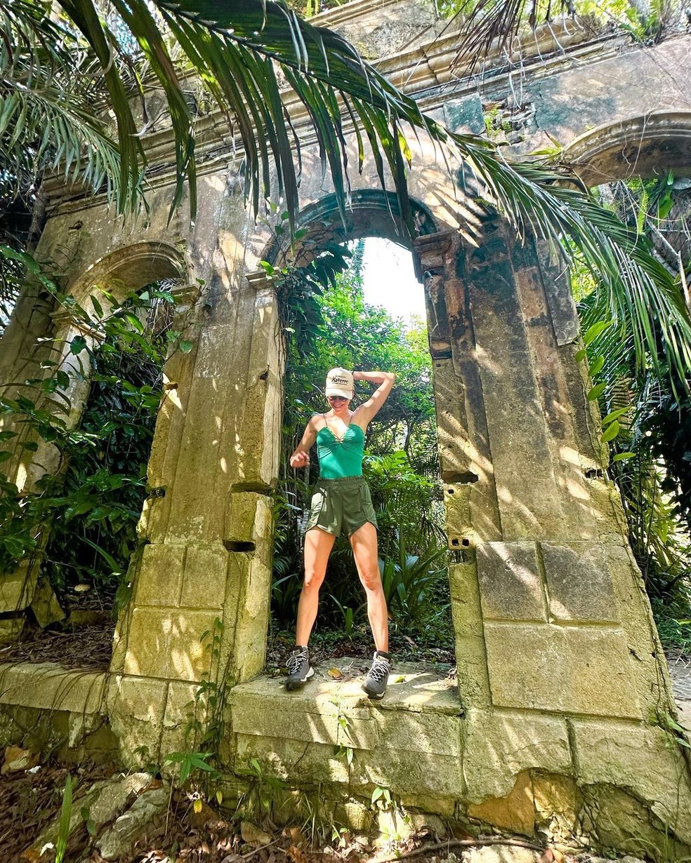 Mel Fronckowiak passeia pela Amazônia ao lado de Rodrigo Santoro ...
