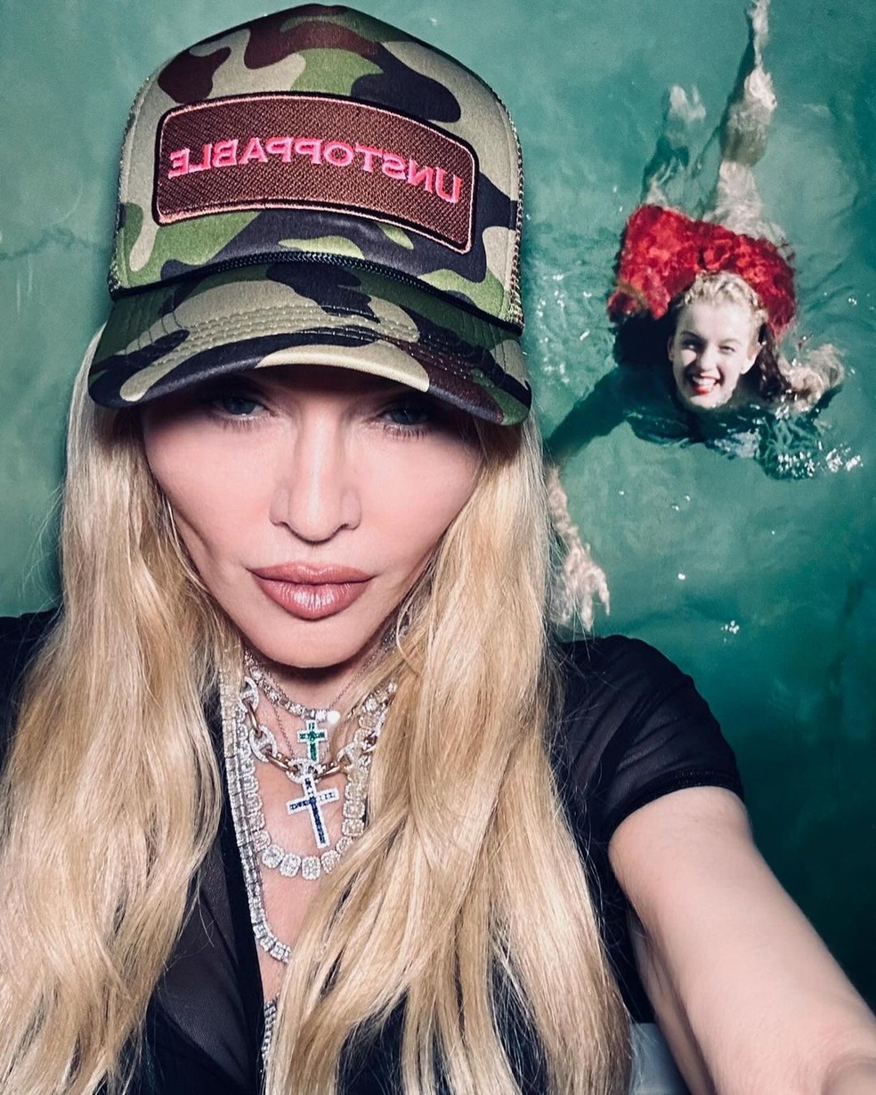 Madonna abre álbum com fotos de topless ao lado de novo namorado ...