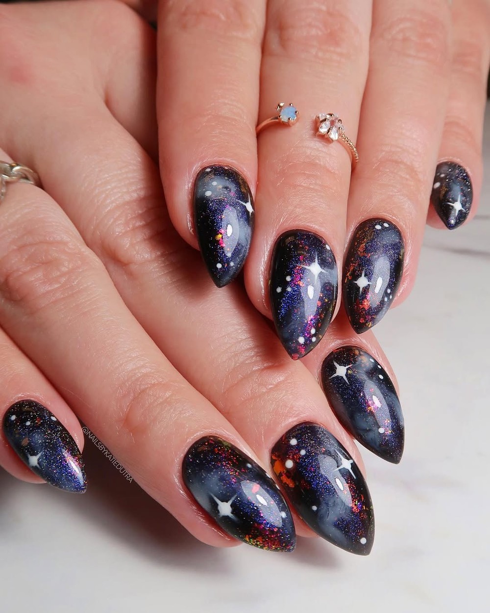 15 unhas com esmaltes escuros para se inspirar
