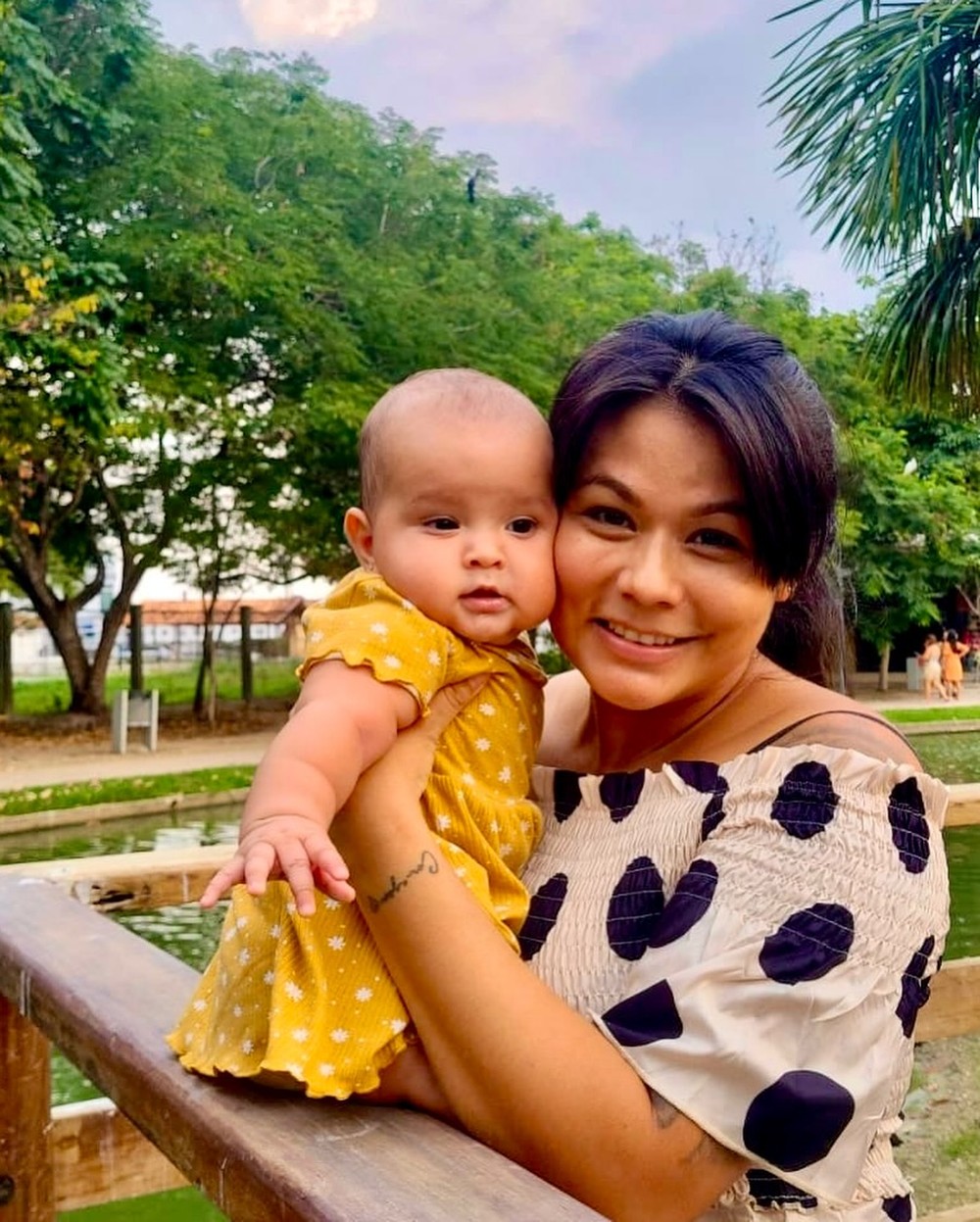 Lembra dela? Eunice Baía, dos filmes 'Tainá', visita a vila onde nasceu ao lado dos filhos