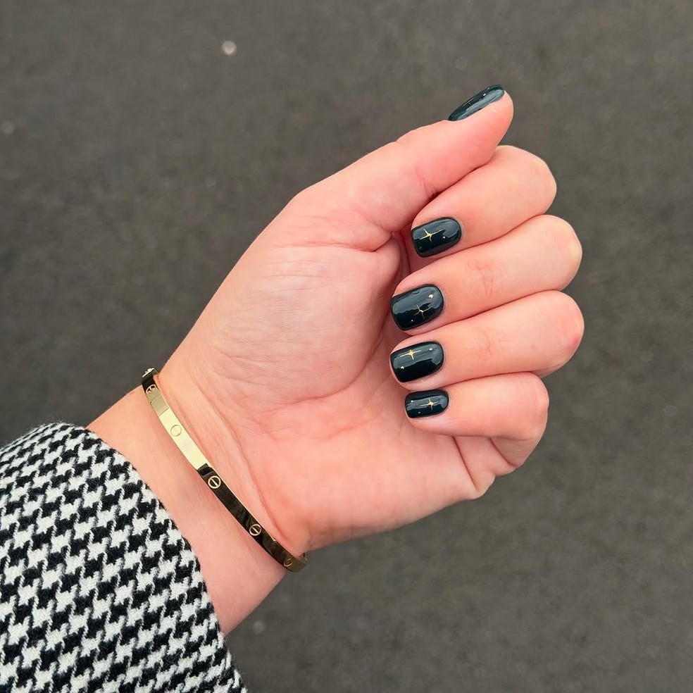 15 unhas com esmaltes escuros para se inspirar