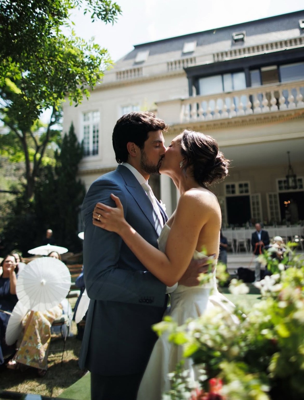 Lara Silva, filha de Faustão, abre álbum de fotos do casamento e posa com o pai