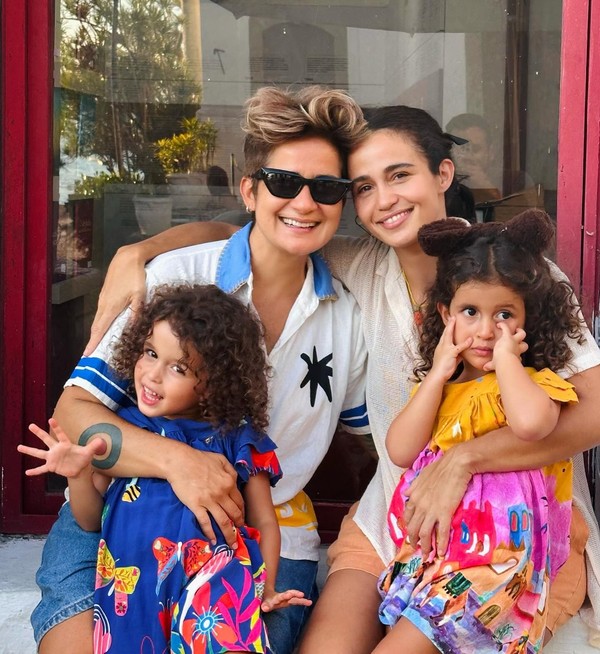 Lan Lahn e Nanda Costa mostram passeio com as gêmeas e se assustam com ...