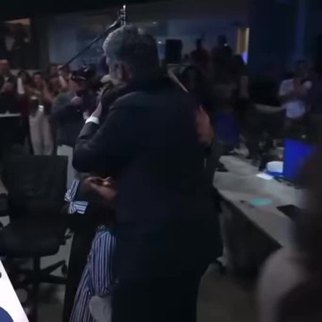 Filha de César Tralli agarra perna de William Bonner por engano e ...