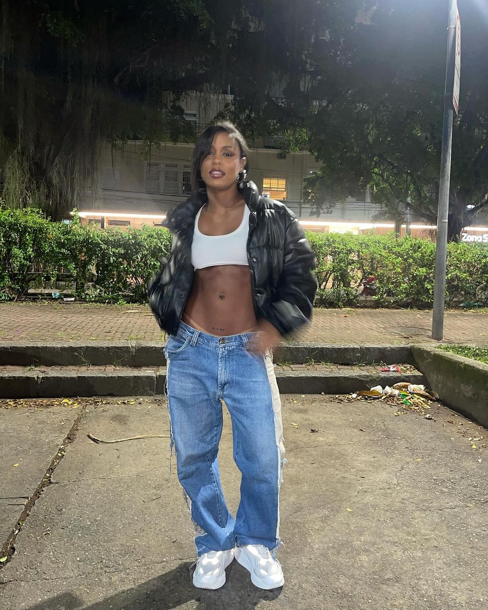 Rebecca Mostra Marquinha De Bronzeado Em Look Com Jeans