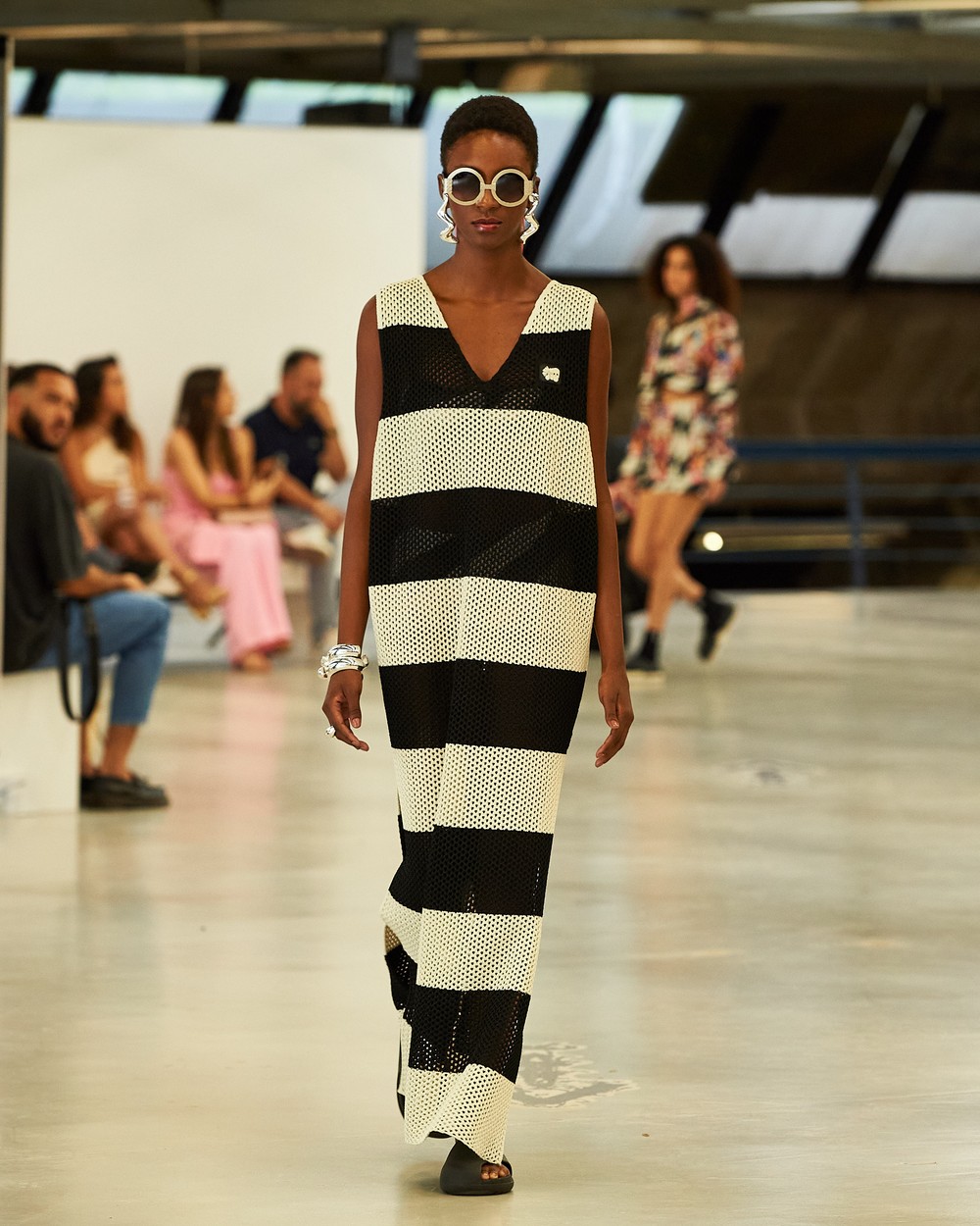 O verão 2024 de Herchcovitch é pop: estilista abre Casa de Criadores e ...