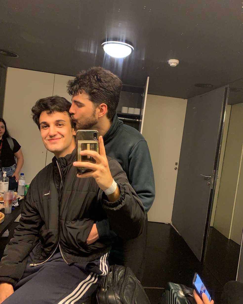 Jão abre álbum de fotos com produtor Pedro Tofáni: 'Dois namoradinhos'