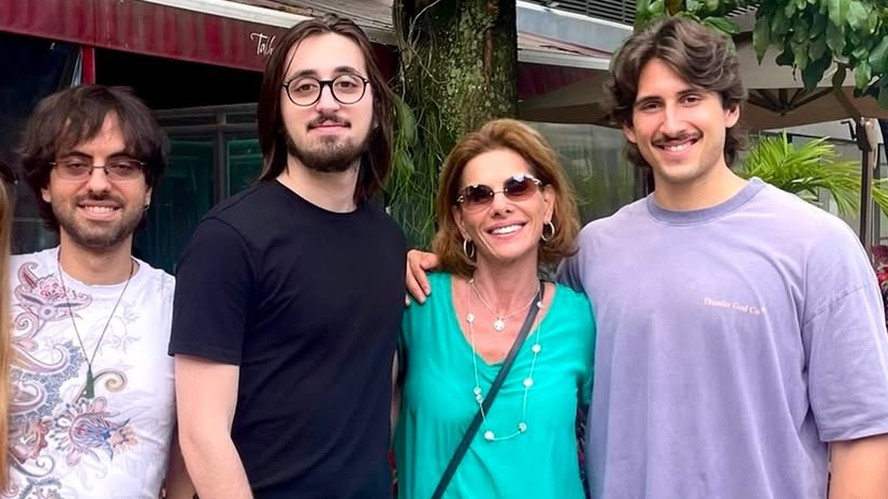 Helena Fernandes posta foto rara com os três filhos e se declara ...