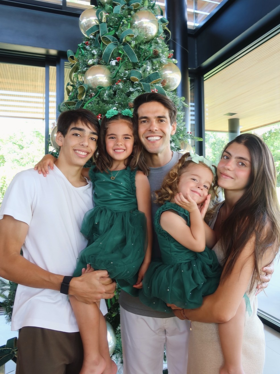 Em sua mansão, Carol Leite mostra os 4 filhos de Kaká reunidos para ...