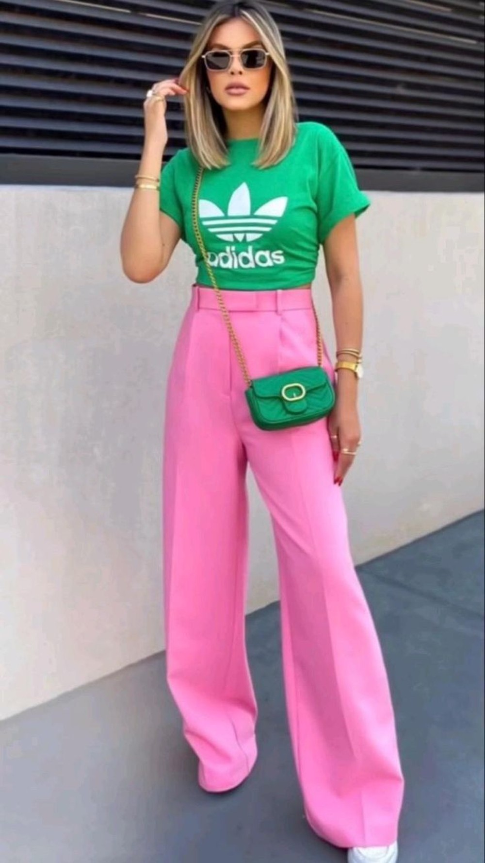 Como criar um look com calça rosa? 20 ideias para se inspirar e ousar ...