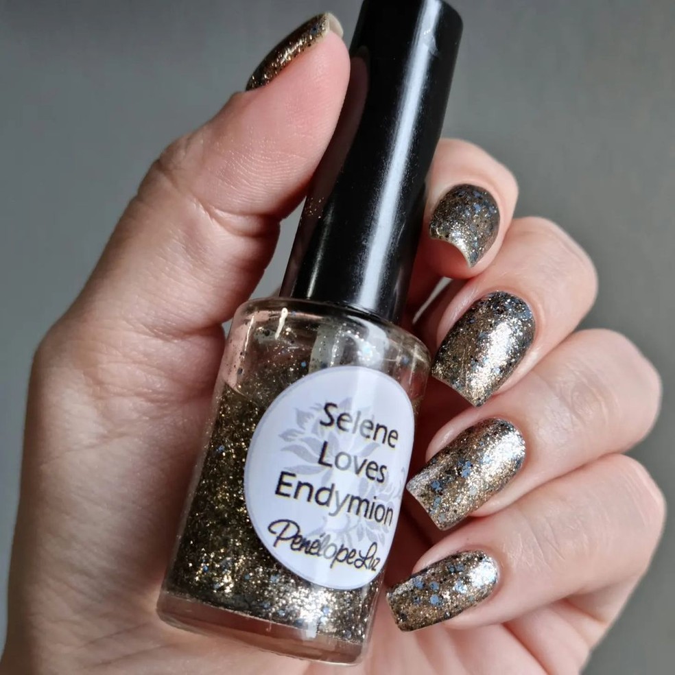 Unhas decoradas em prata: o efeito espelhado que merece a sua atenção