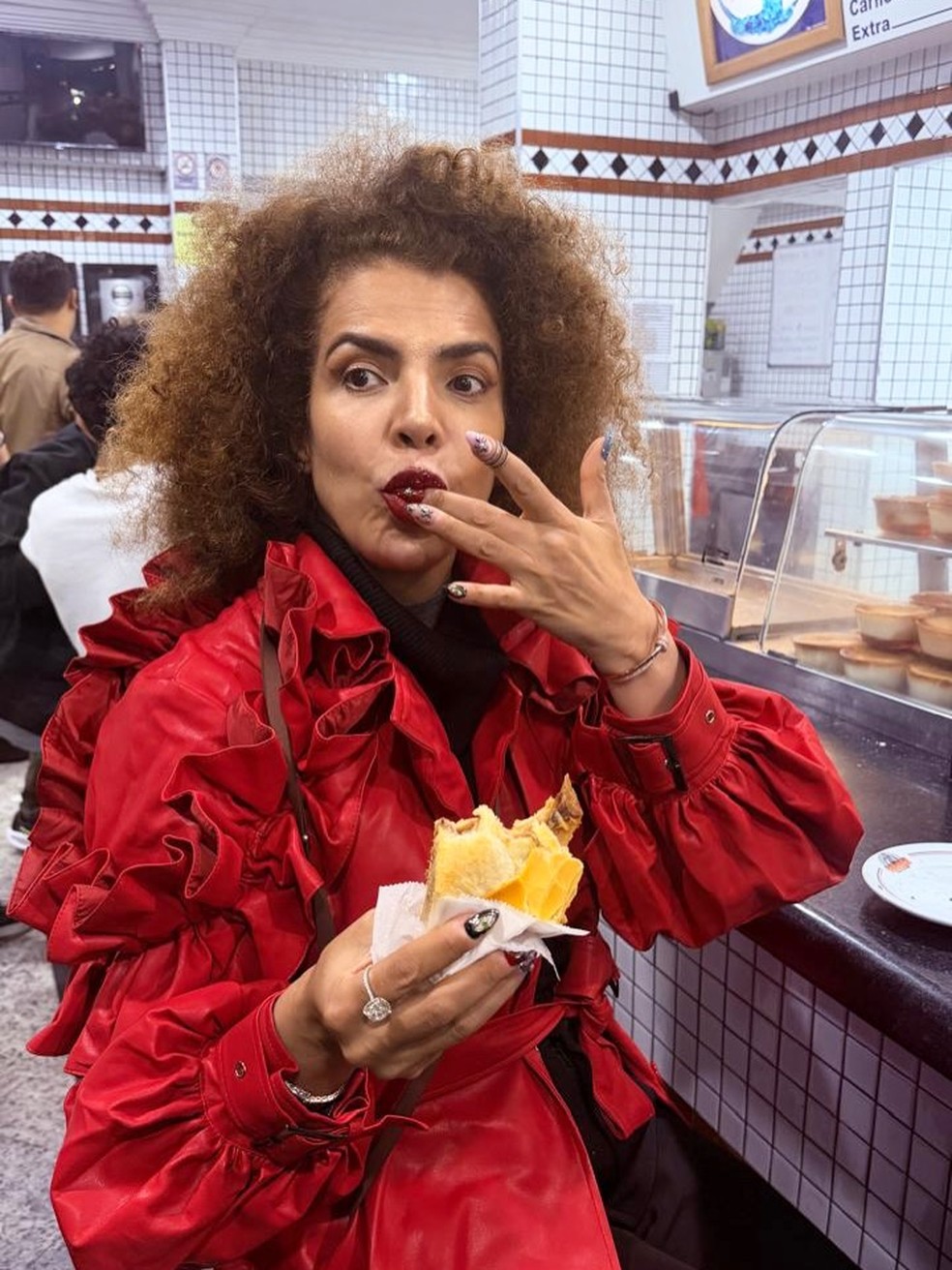 Após show, Vanessa da Mata aparece comendo sanduíche de pernil no ...