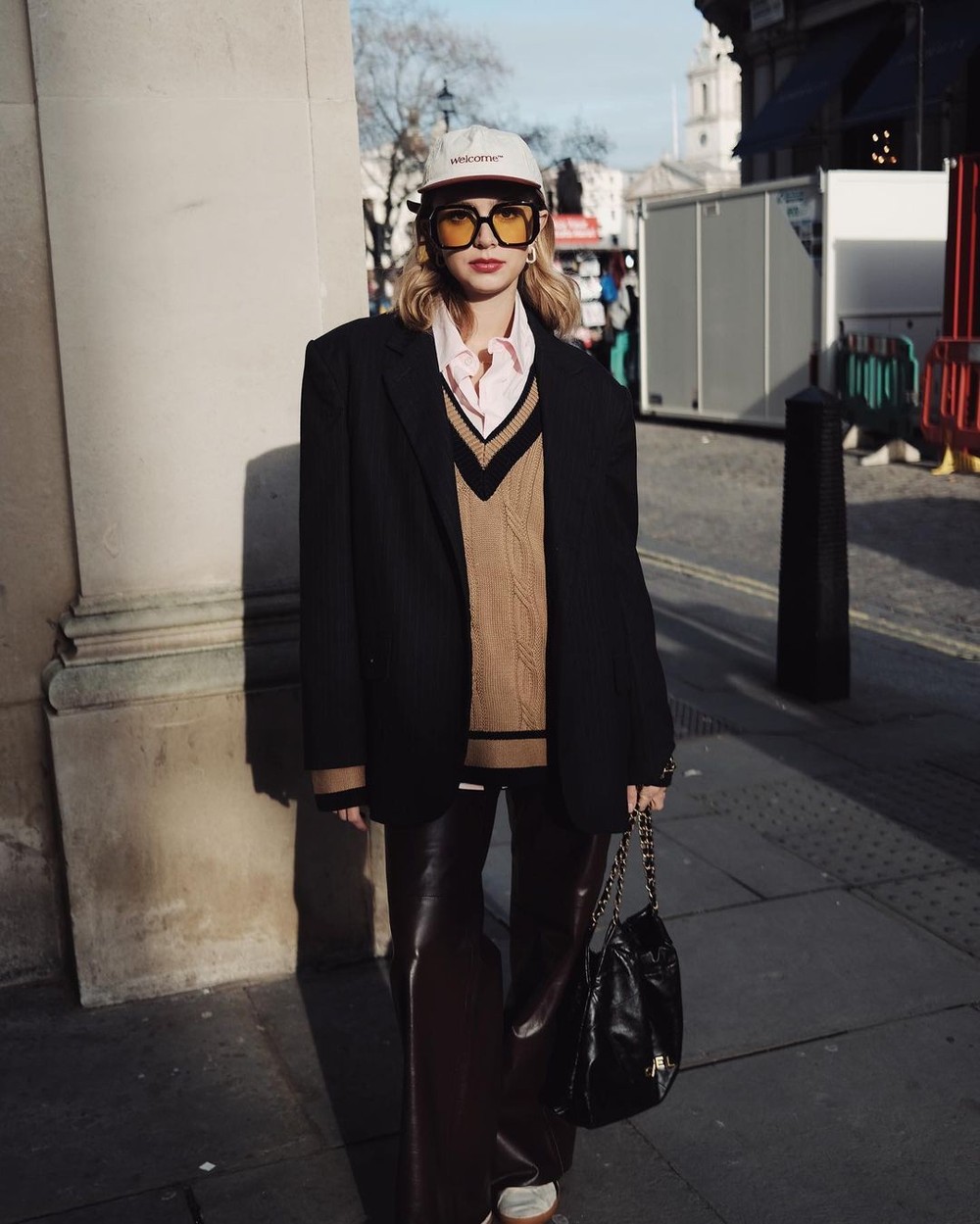 Isabella Scherer une couro e alfaiataria em look para passear por Londres