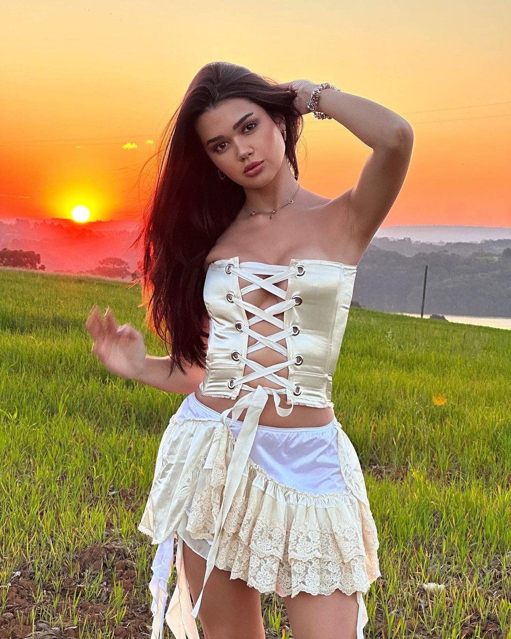 Franciny Ehlke curte a natureza com look de recorte frontal e saia assimétrica: 'Garota do campo'