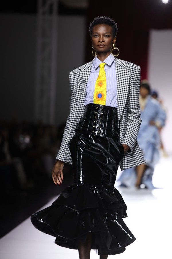 Moschino leva luxo 'gritante', turbantes e performance a desfile em ...