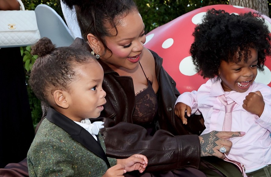 Filhos de Rihanna e A$AP Rocky usam looks Dior recém-saídos da passarela