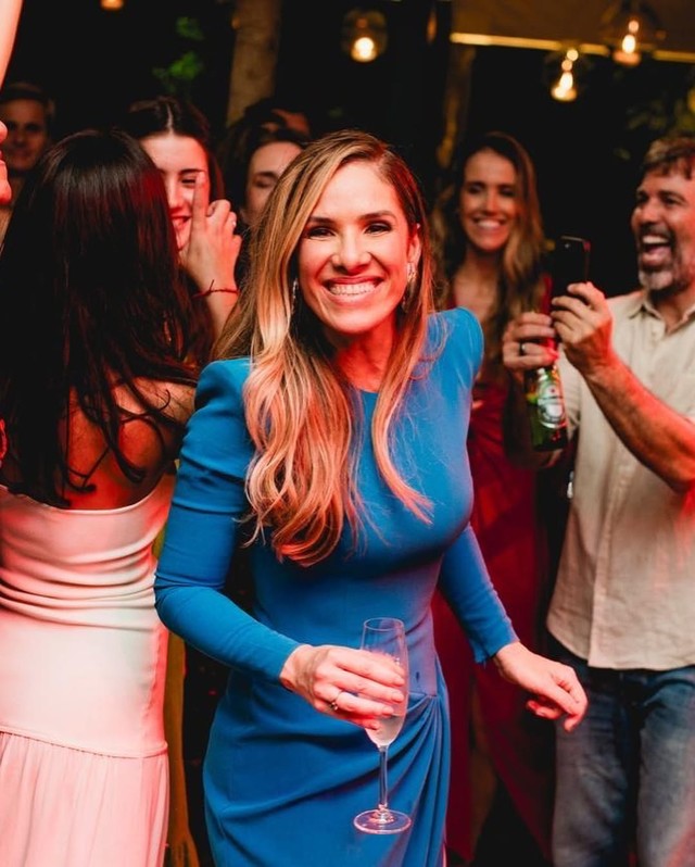 Com time de famosos, Heloisa Périssé abre álbum de aniversário da irmã ...