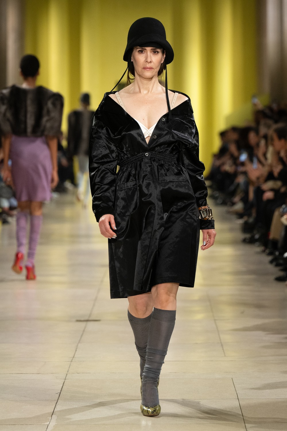 Miu Miu transforma guarda-roupa da vovó em looks-desejo no Inverno 25