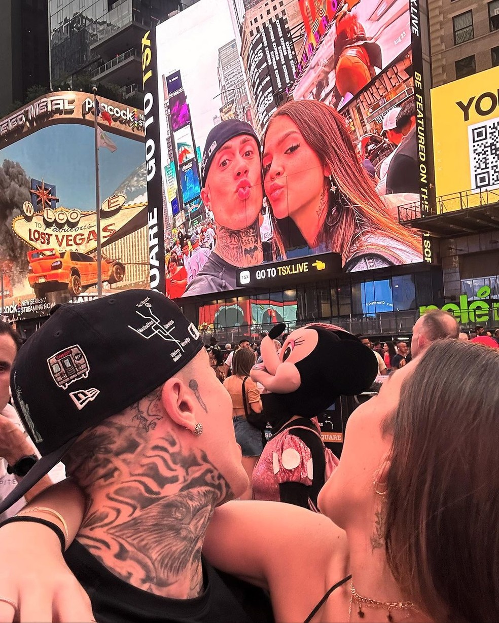 MC Daniel e Mel Maia aparecem em telão na Times Square e cantor se declara