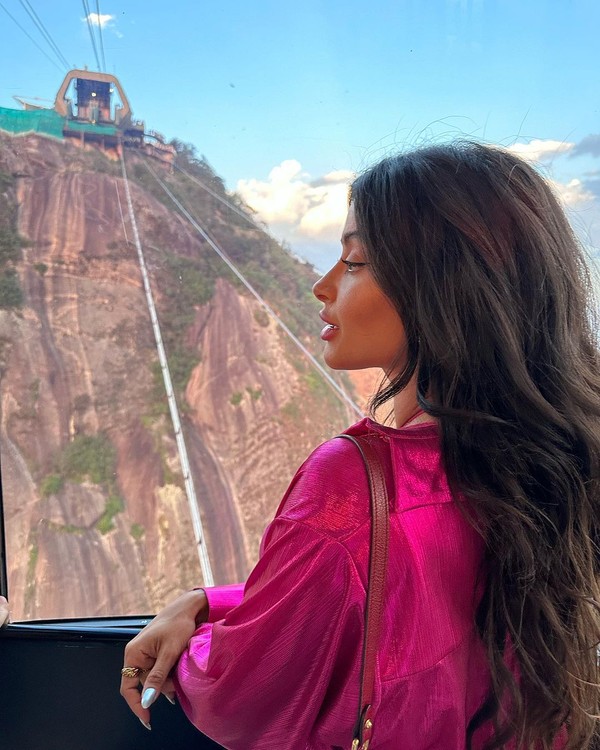 Aline Campos aposta em look de biquíni rosa e ganha elogios: 'Lindíssima'