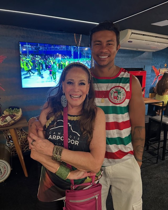 Susana Vieira tem encontro inusitado com Xamã em desfile da Grande Rio