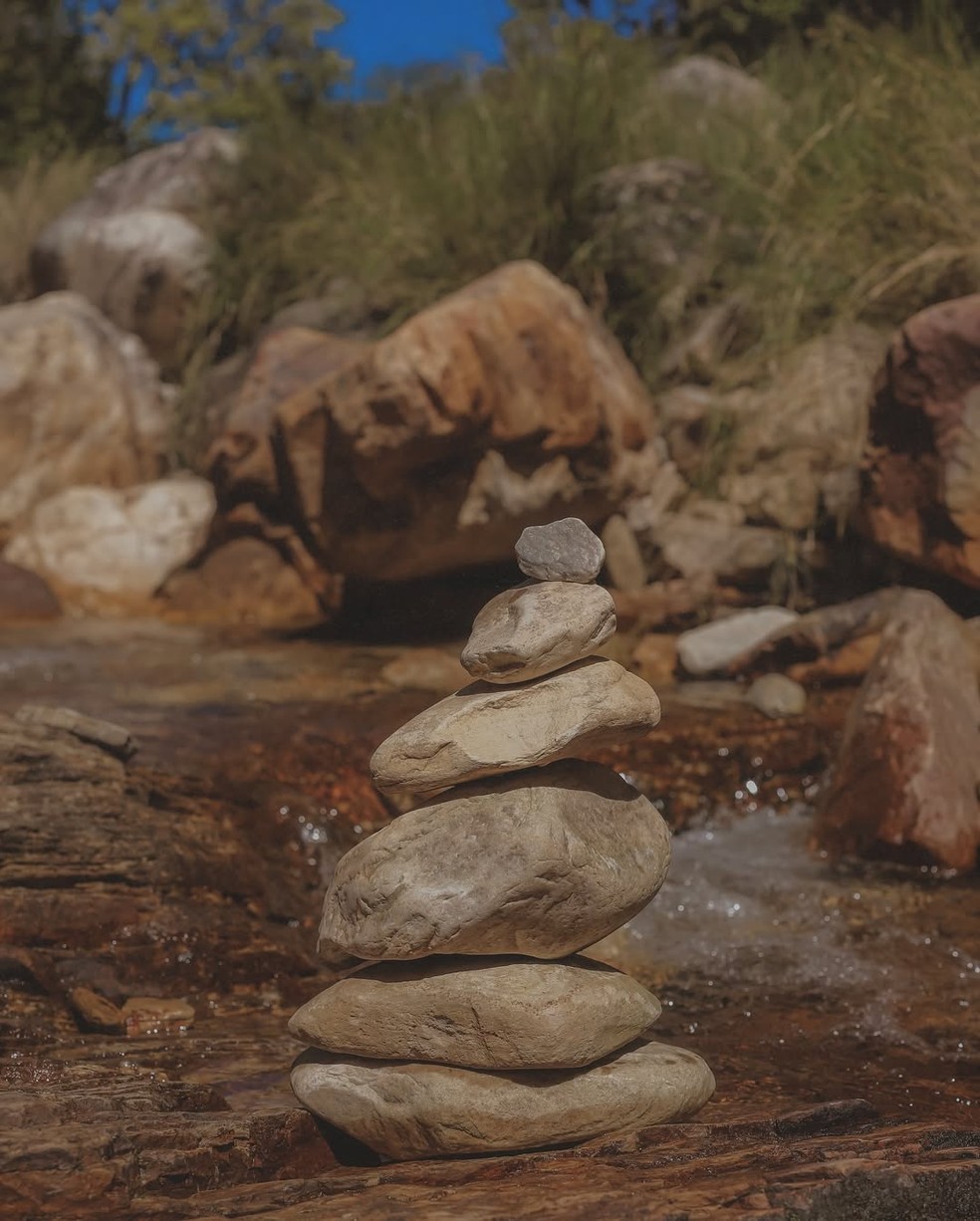De maiô, Giulia Costa abre álbum dando mergulho em cachoeira no Cerrado ...
